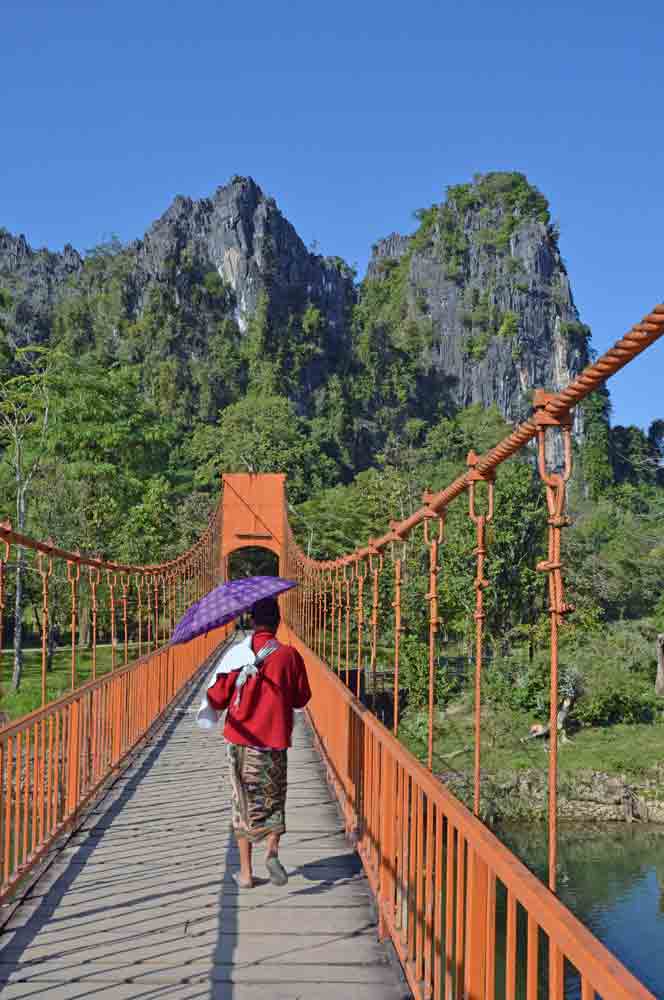 AsiaPhotoStock, lady on bridge